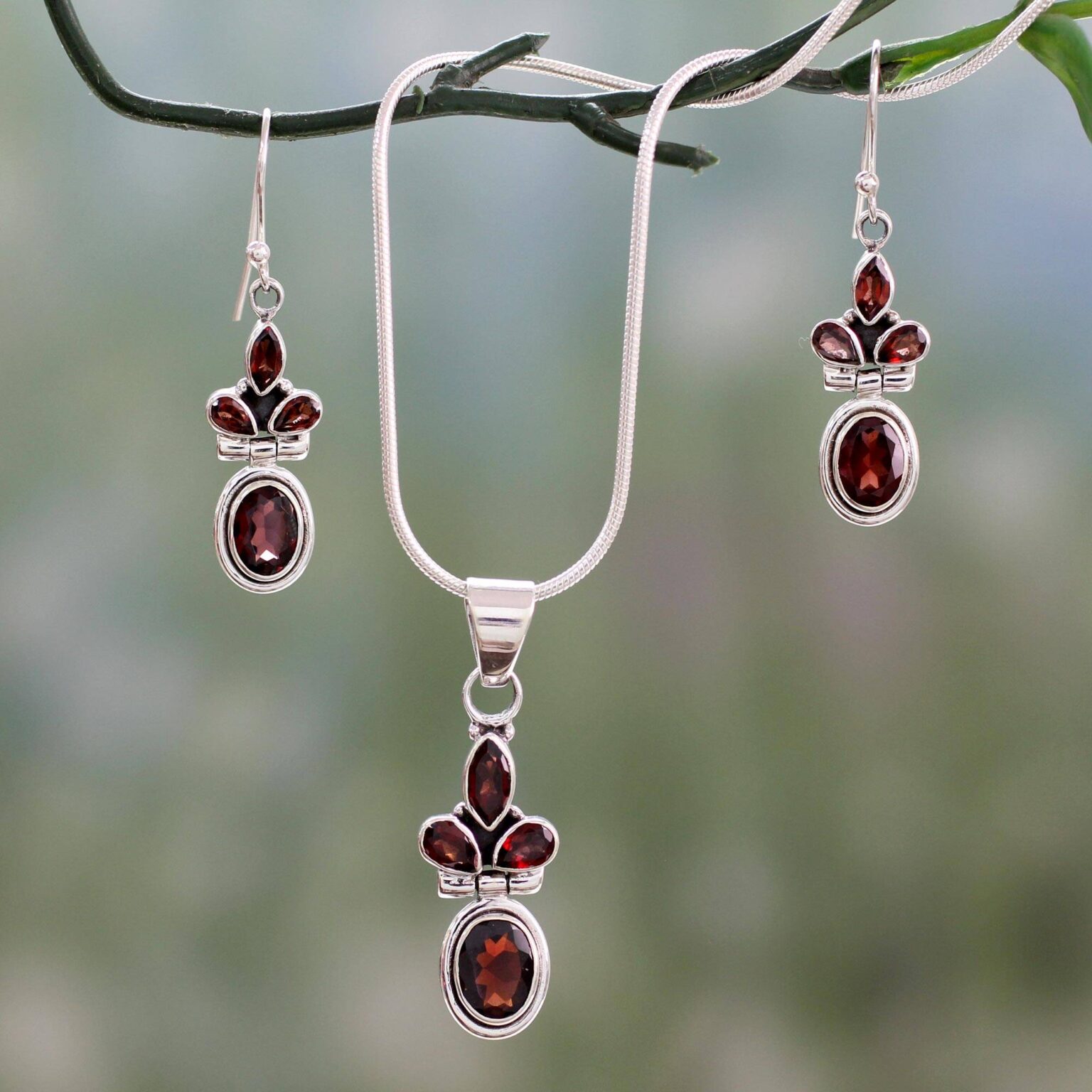 Garnet Meanings, Properties and Uses - CrystalStones.com