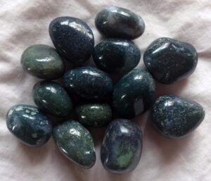 Moss Agate Meanings, Properties and Uses - CrystalStones.com