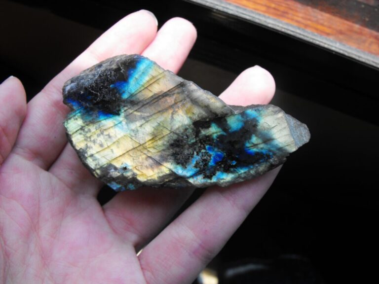Labradorite Meanings, Properties and Uses - CrystalStones.com