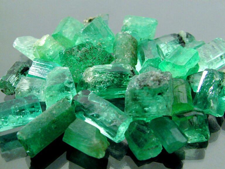 Hiddenite Meanings, Properties and Uses - CrystalStones.com