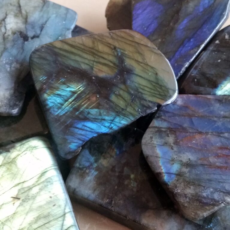 Mookaite Meanings, Properties and Uses - CrystalStones.com