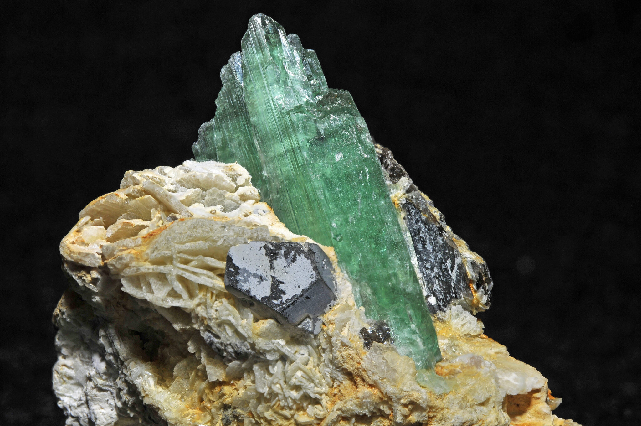 Hiddenite Meanings, Properties and Uses