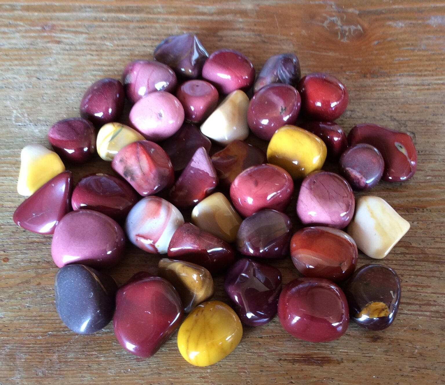 Mookaite Meanings, Properties and Uses - CrystalStones.com