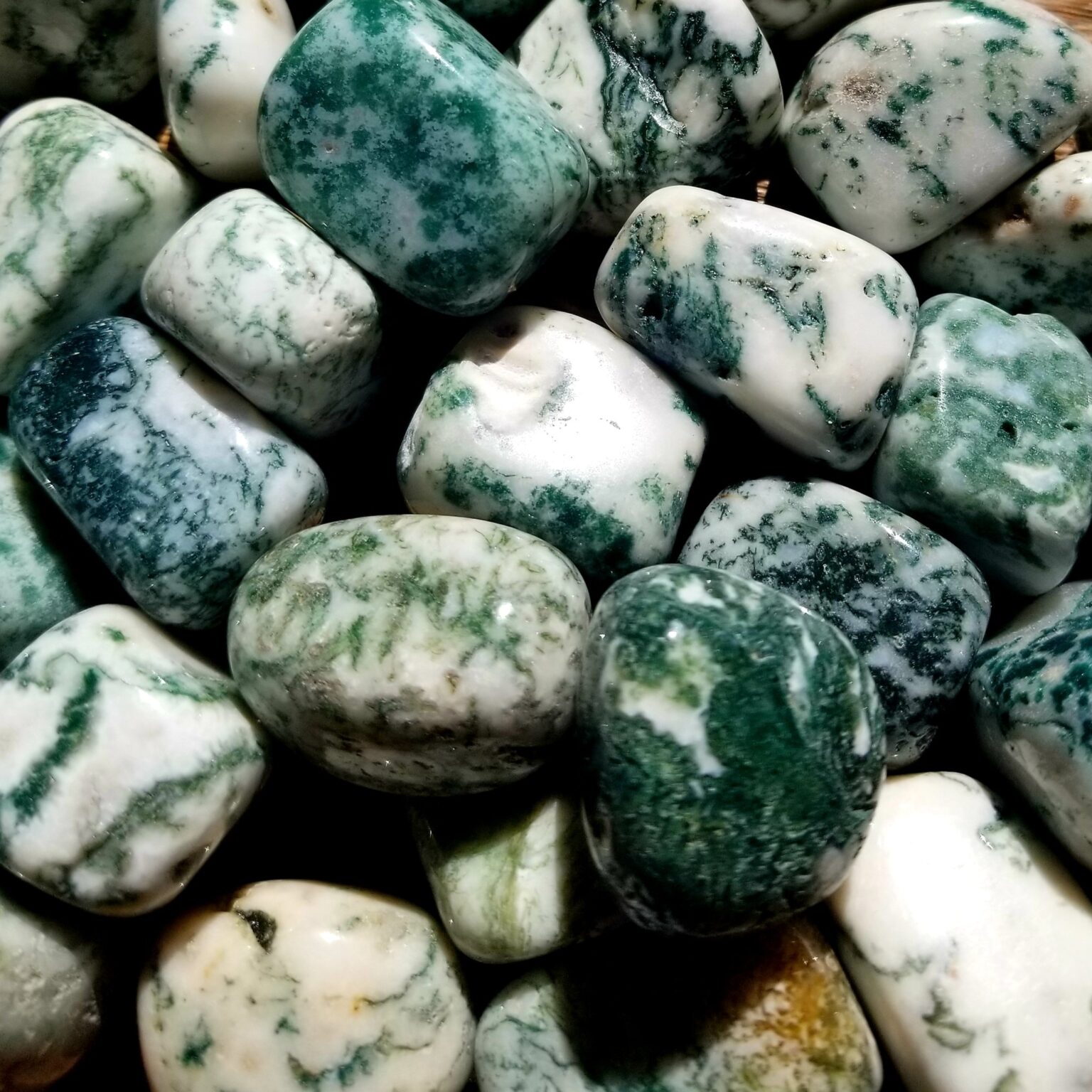 Green Crystal Stones List, Meanings and Uses - CrystalStones.com